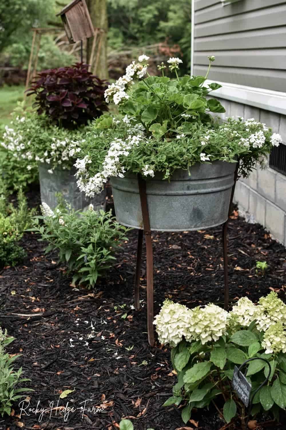 Rustic Garden Decor Ideas and Design - Rocky Hedge Farm