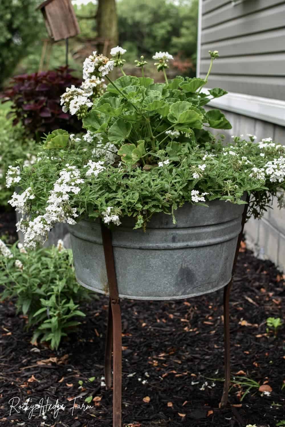 Rustic Garden Decor Ideas and Design - Rocky Hedge Farm